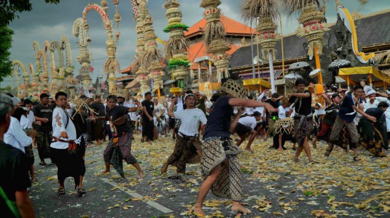 Perang Tipat Bantal: Tradisi Unik Desa Kapal Bali yang Sarat Makna ...