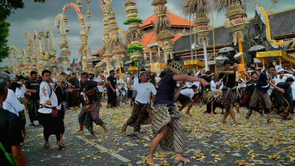 Perang Tipat Bantal: Tradisi Unik Desa Kapal Bali yang Sarat Makna ...